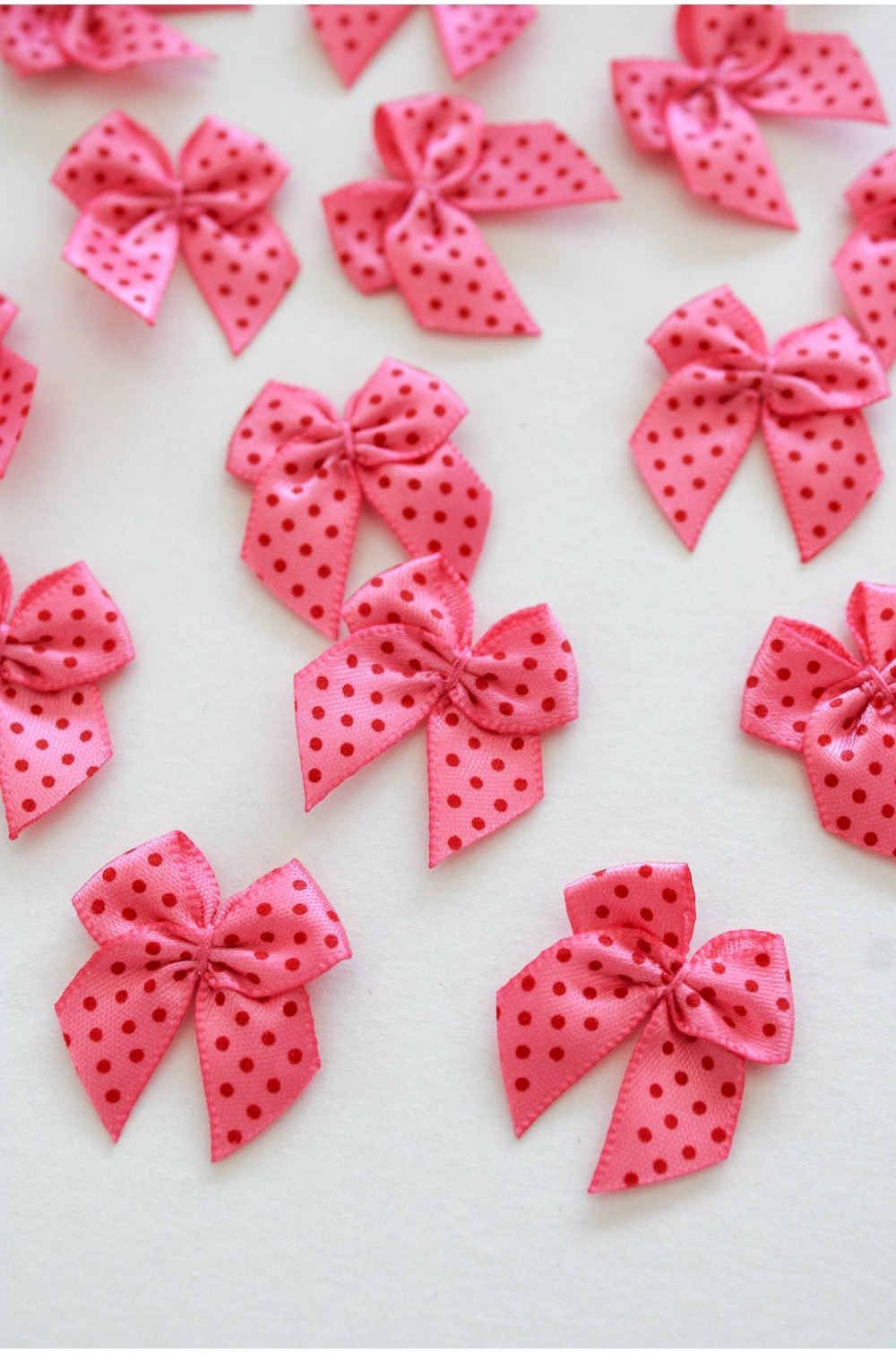 Nœud satin rose à pois